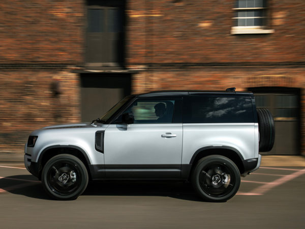 HIRE LAND ROVER DEFENDER 90 V8 - IN PARIS