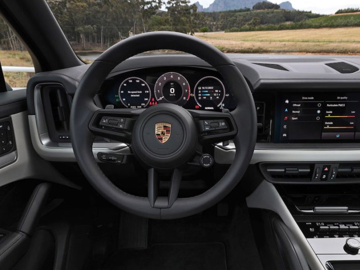 HIRE PORSCHE CAYENNE - IN ROME